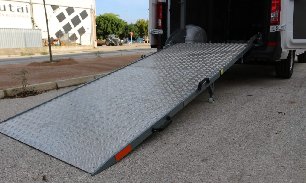 Agiliza las operaciones de carga y descarga con las rampas para ...